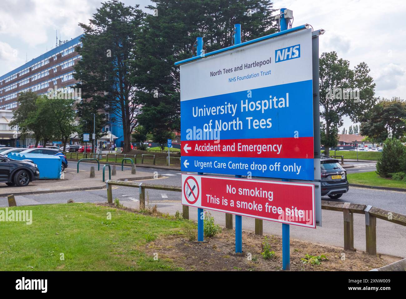 Hospital sign signs signage hi-res stock photography and images - Alamy
