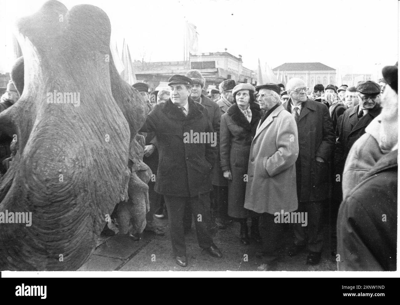 "In the Karl Liebknecht Forum (now the Lustgarten), tens of thousands ...