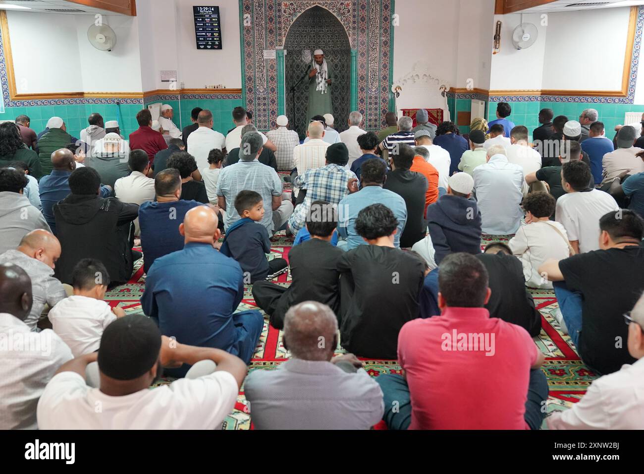 Mosque in uk islamic cultural society hi-res stock photography and ...