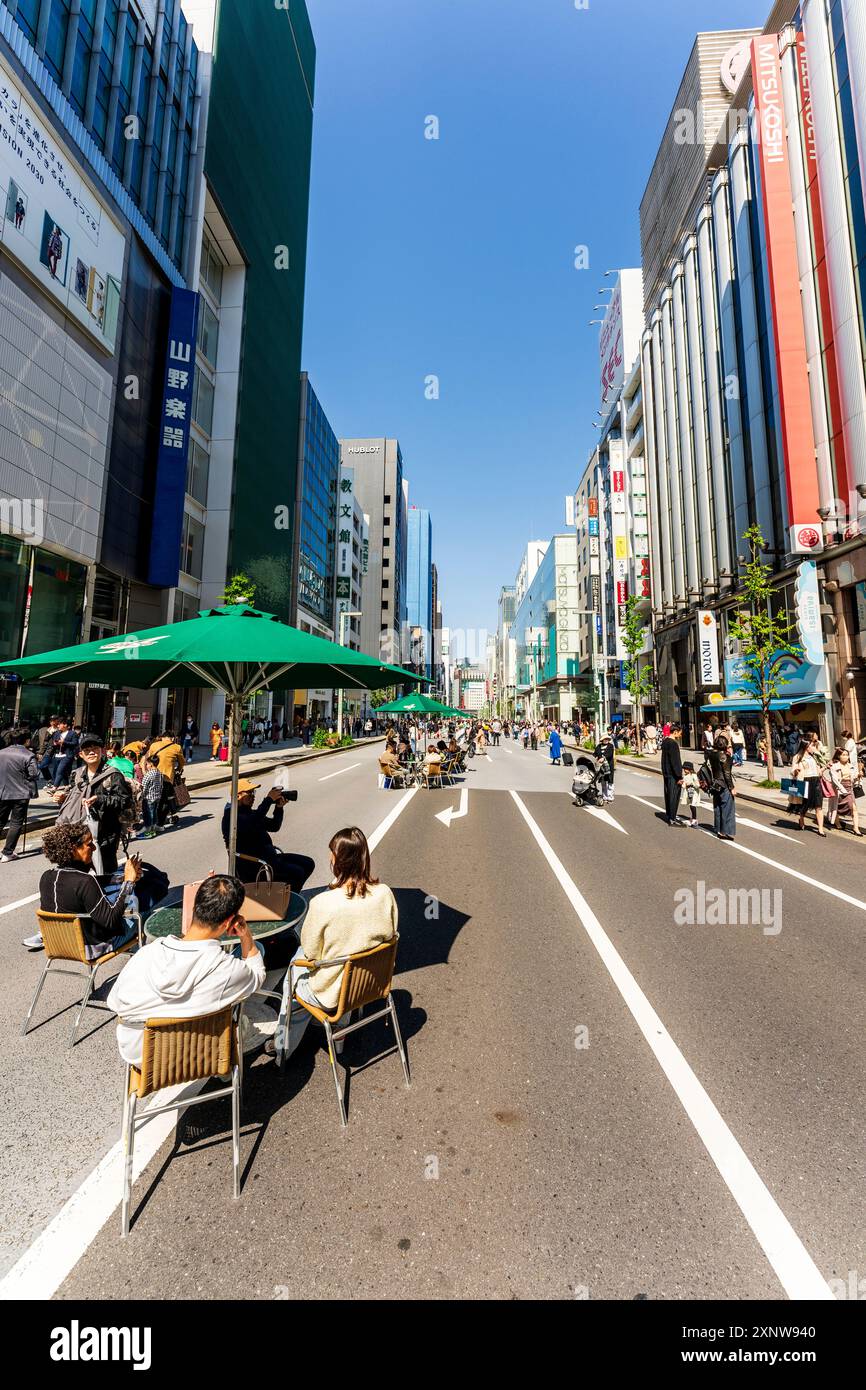 People walking along the famous Ginza shopping street in the spring ...