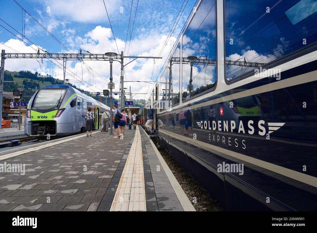 Zug kommt in den bahnhof hi-res stock photography and images - Alamy