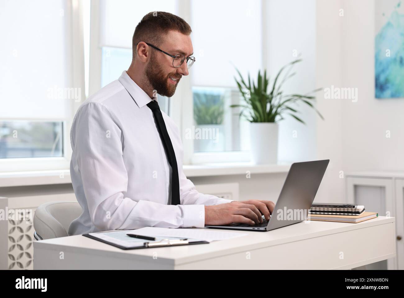Good posture and computer hi-res stock photography and images - Alamy