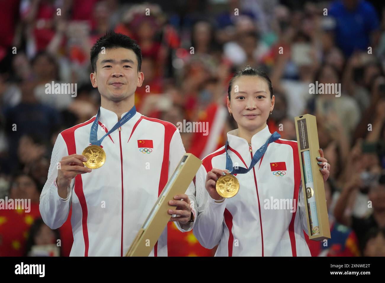 China's Zheng Si Wei, left, and Huang Ya Qiong hold their gold medals ...