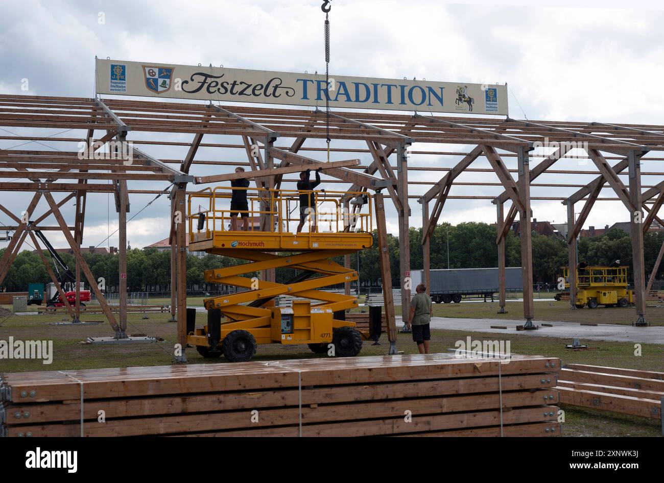 Muenchen, Aufbau zum 189. Muenchner Oktoberfest auf der Theresienwiese ...