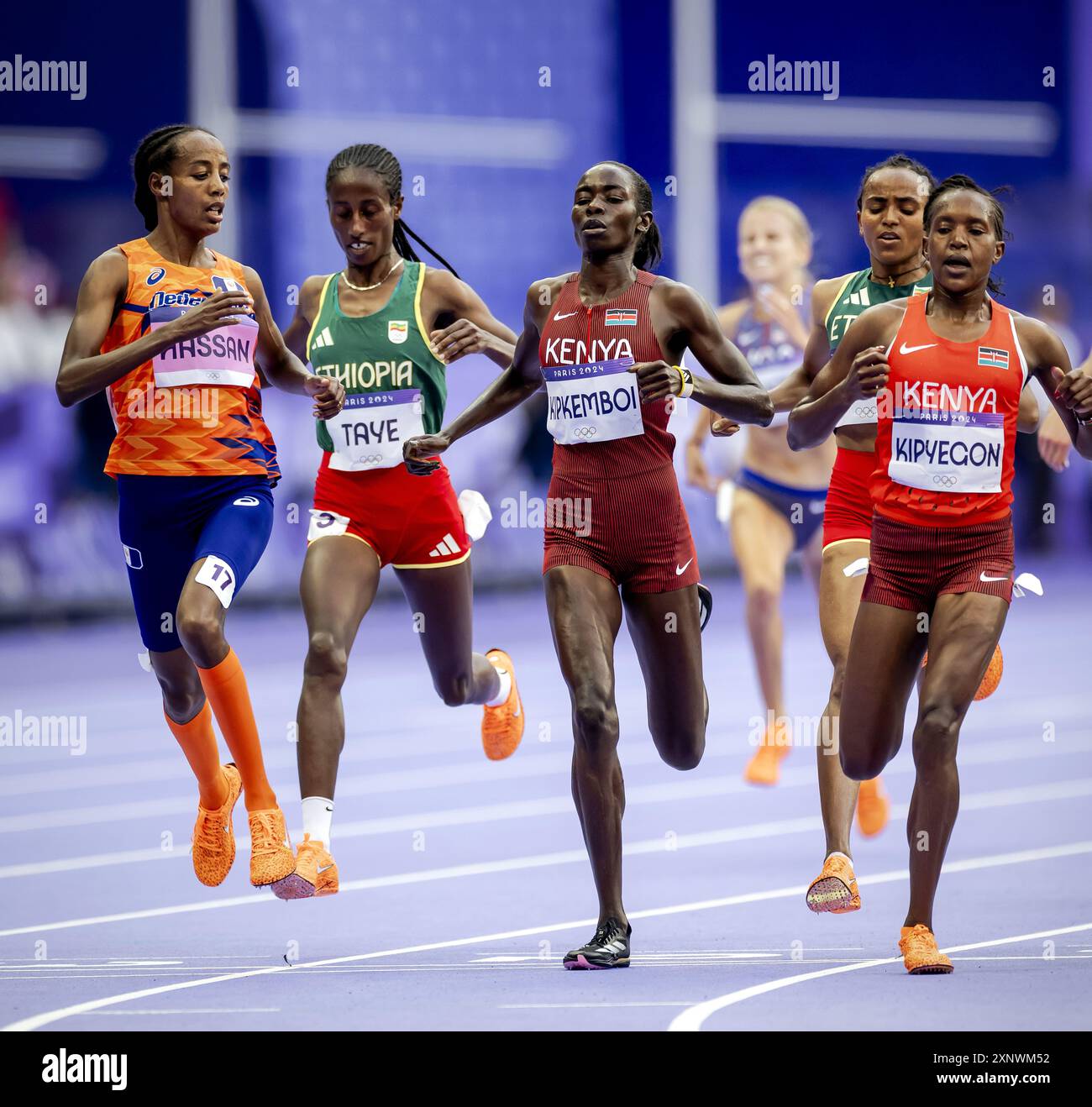 PARIS - Sifan Hassan (l) during the 5000 meters at the Olympic Games ...