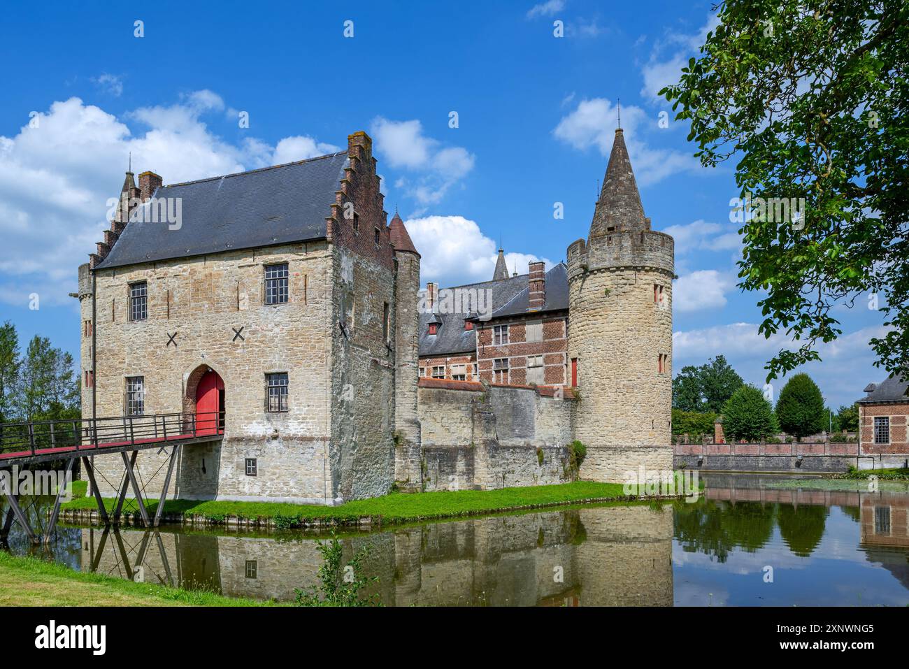 Kasteel van Laarne, 14th century medieval moated castle near Ghent ...