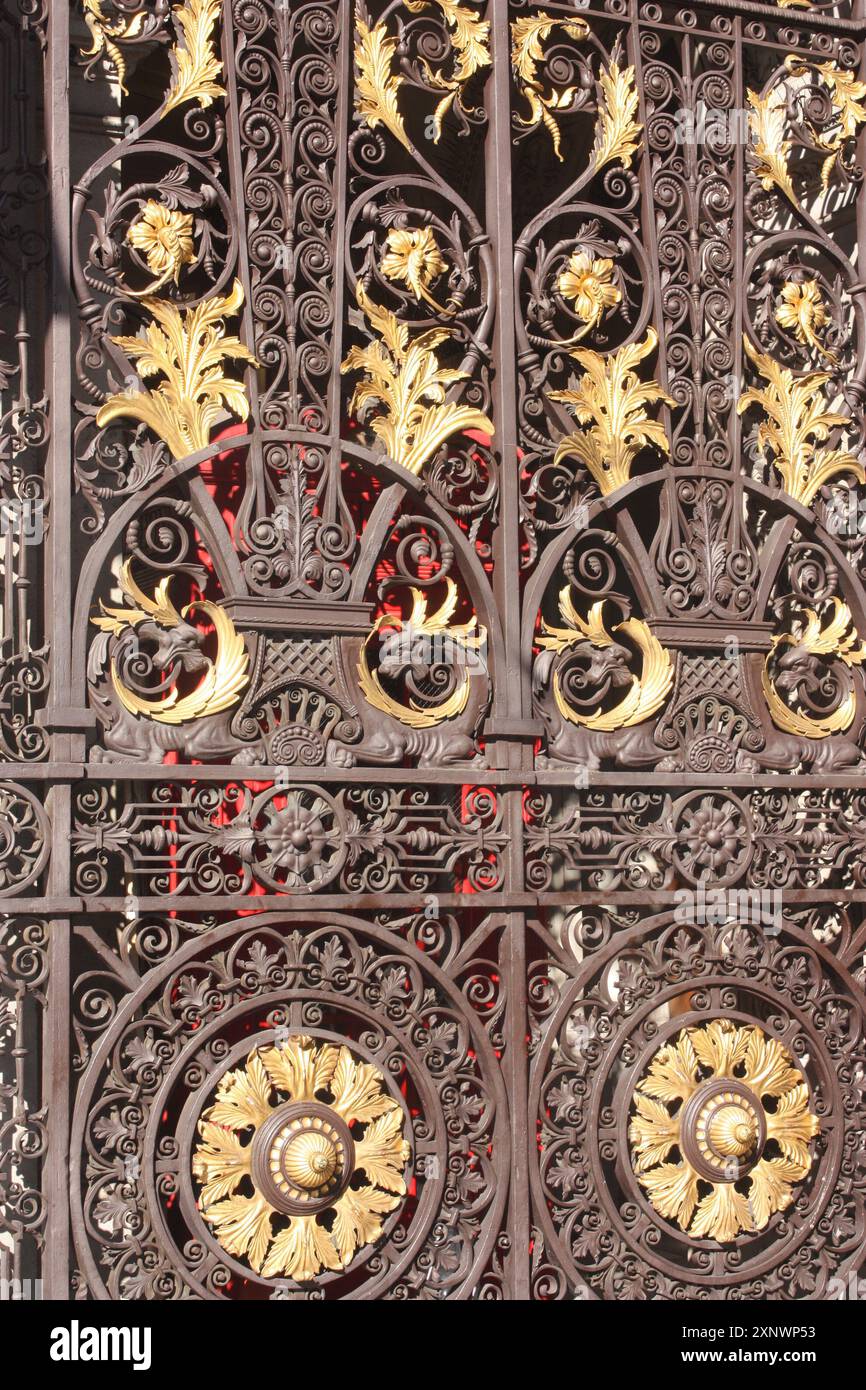 Gates of Burlington House, Piccadilly, London, England, UK Stock Photo ...