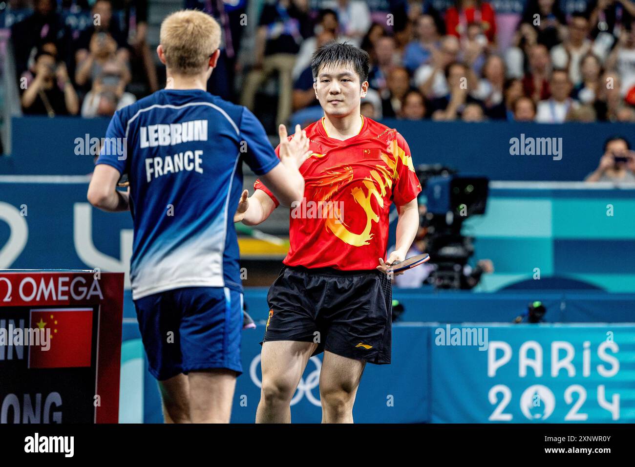Shakehands Felix Lebrun (FRA) gegen Fan Zhendong (CHN) FRA, Olympische Spiele Paris 2024 ...