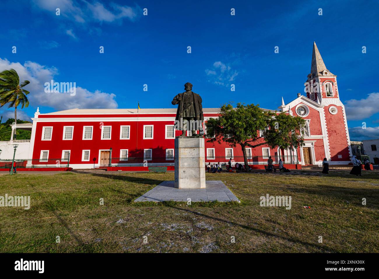 Vasco da Gama statue in front of the Palace of San Paul, Island of ...