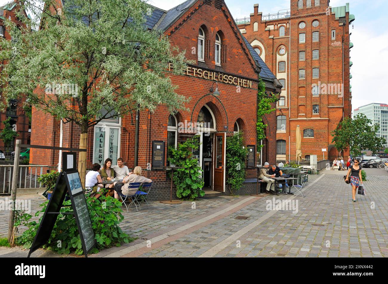 Cafe-bistro Fleetschlosschen in warehouse district (Speicherstadt ...