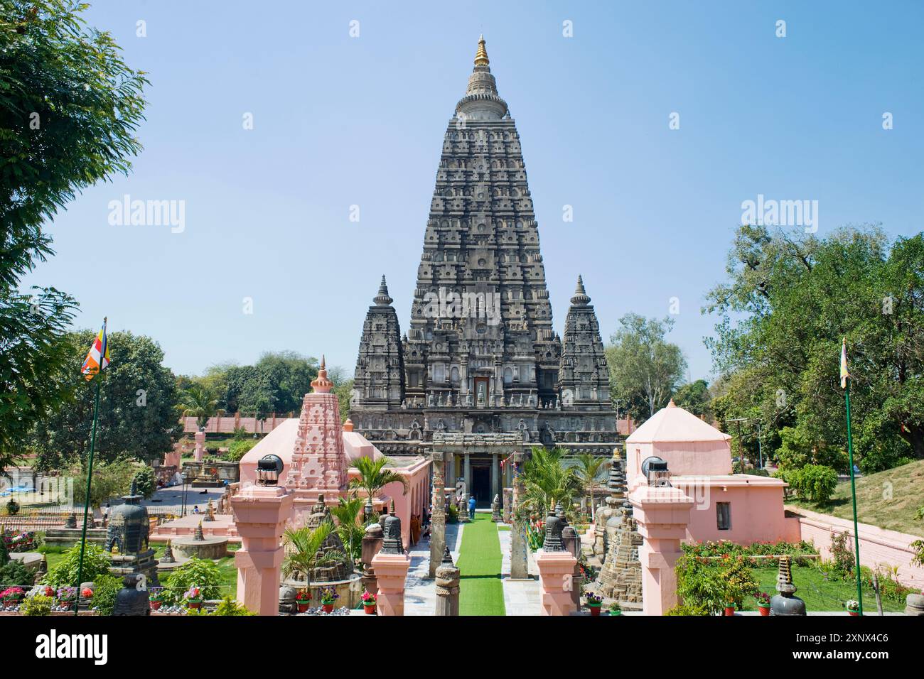 The grounds surrounding the Buddhist Mahabodhi Mahabihara Temple ...