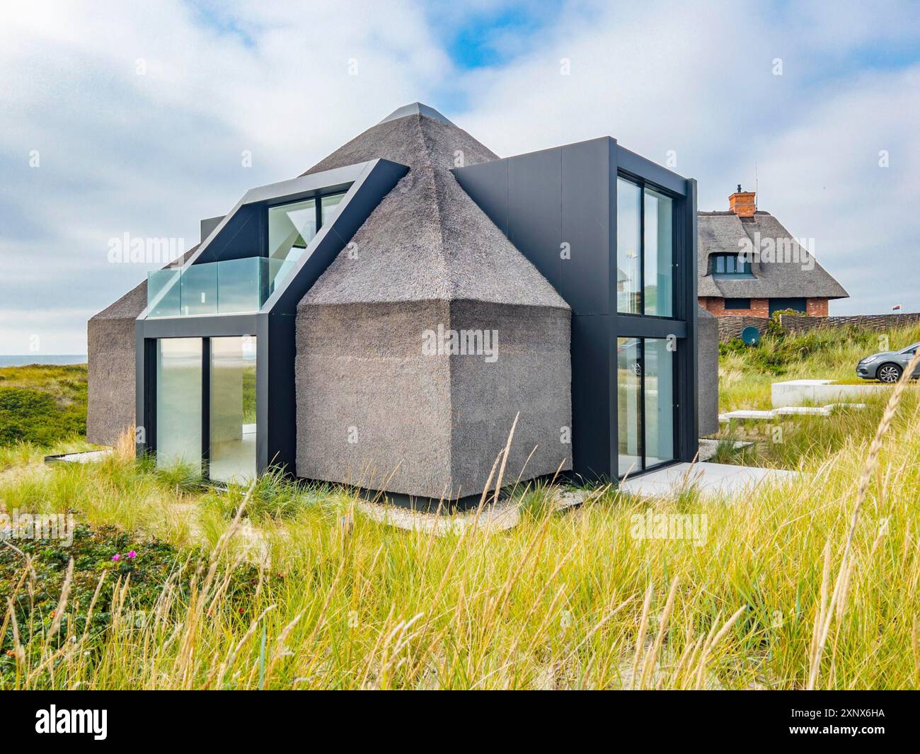 Controversial modern thatched-roof house, Kersig estate, Hoernum, Sylt ...