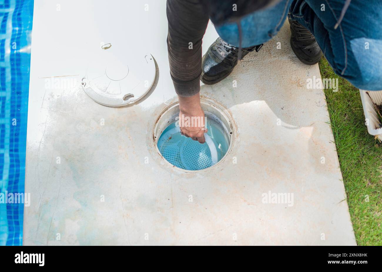 Cleaning pool filter hi-res stock photography and images - Alamy