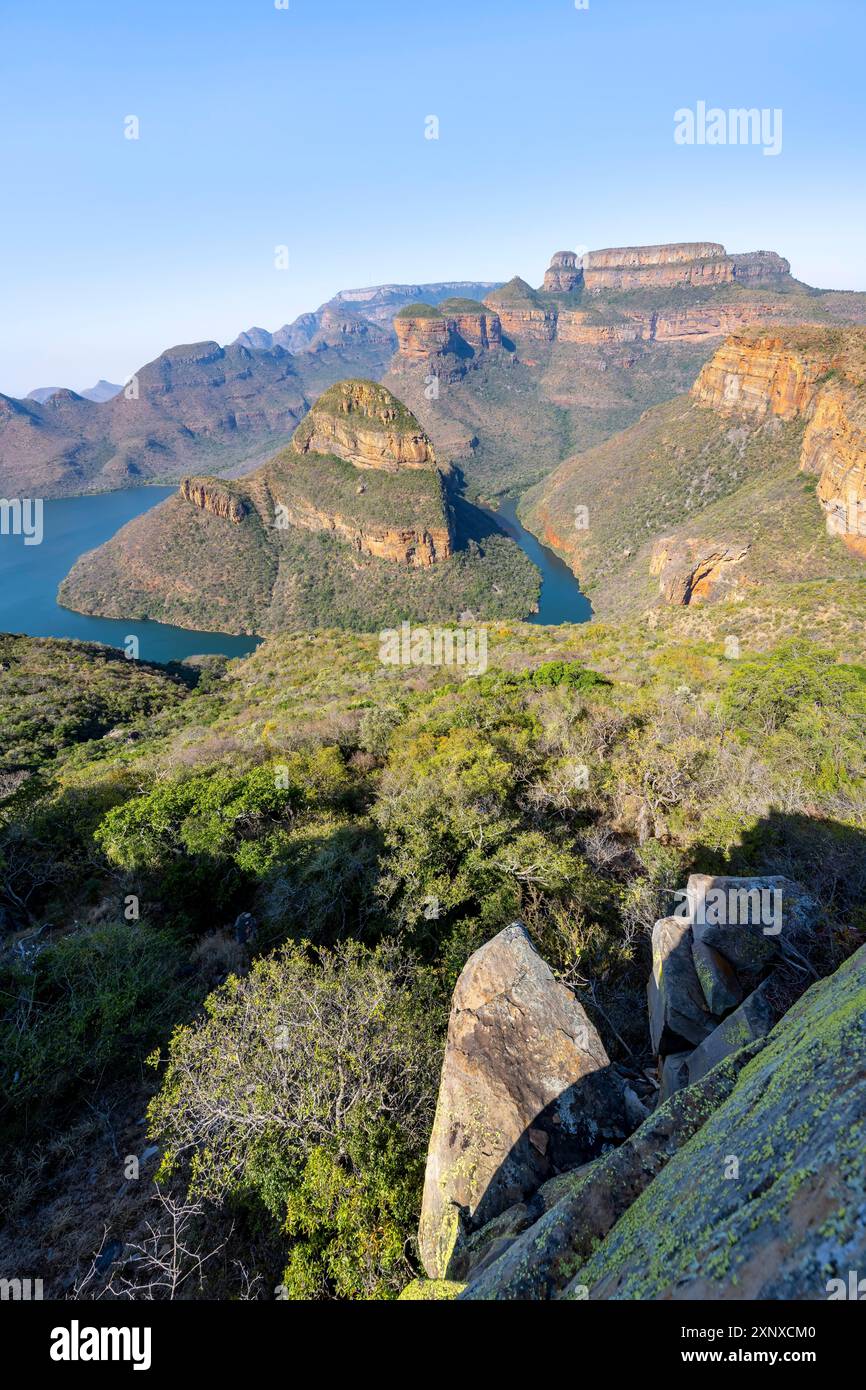 View of river bend at Blyde River Canyon with Three Rondawels peak ...