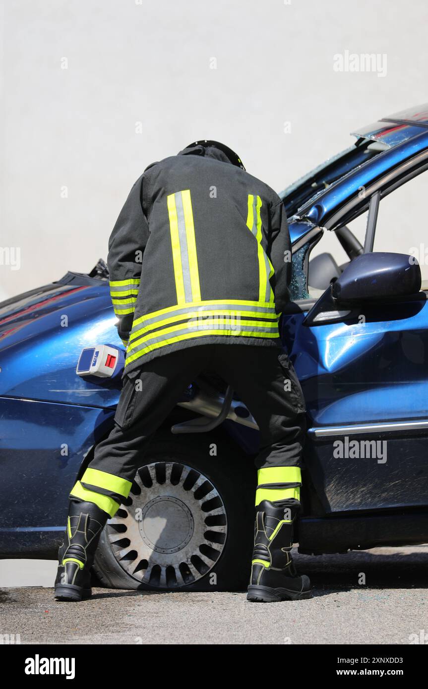 Firefighter Rescues Injured Victims from Mangled Car in Dramatic ...