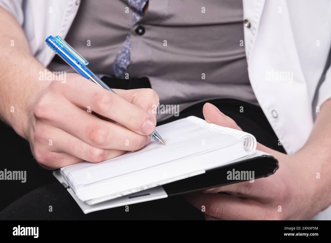 Mens hand hold notebook hi-res stock photography and images - Alamy