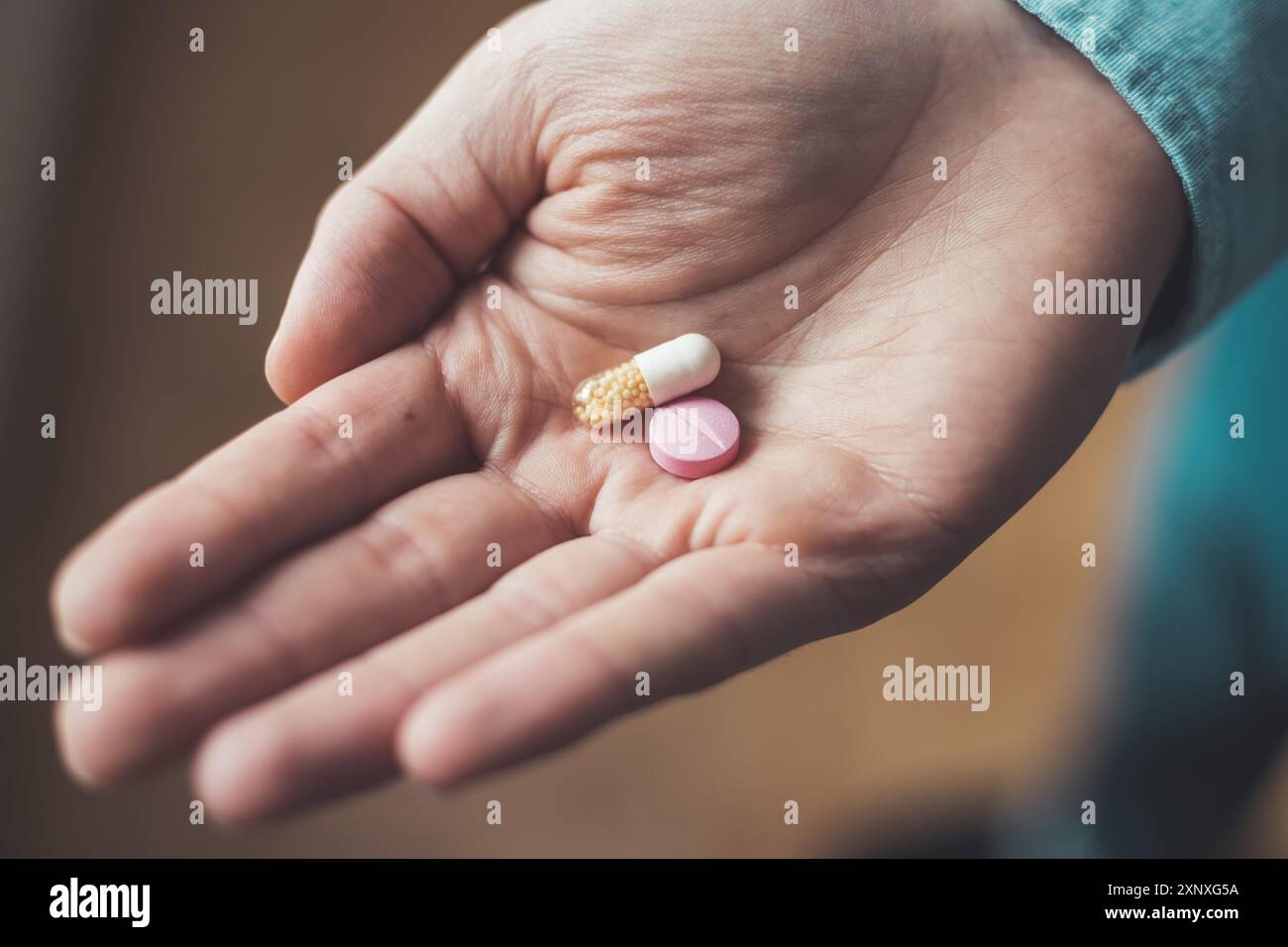 Drug capsule hand hi-res stock photography and images - Alamy