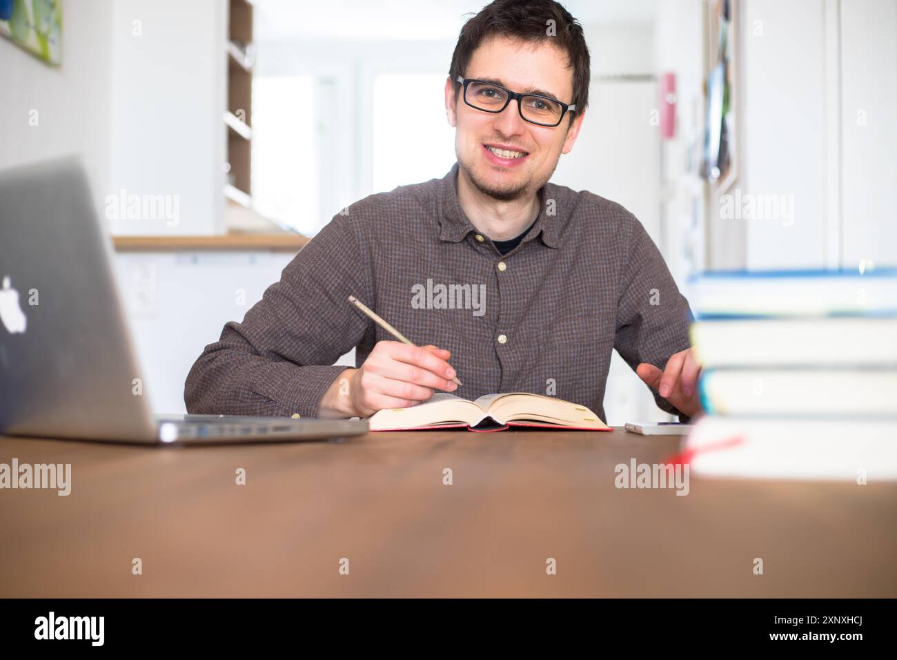 Science student learning home hi-res stock photography and images - Alamy