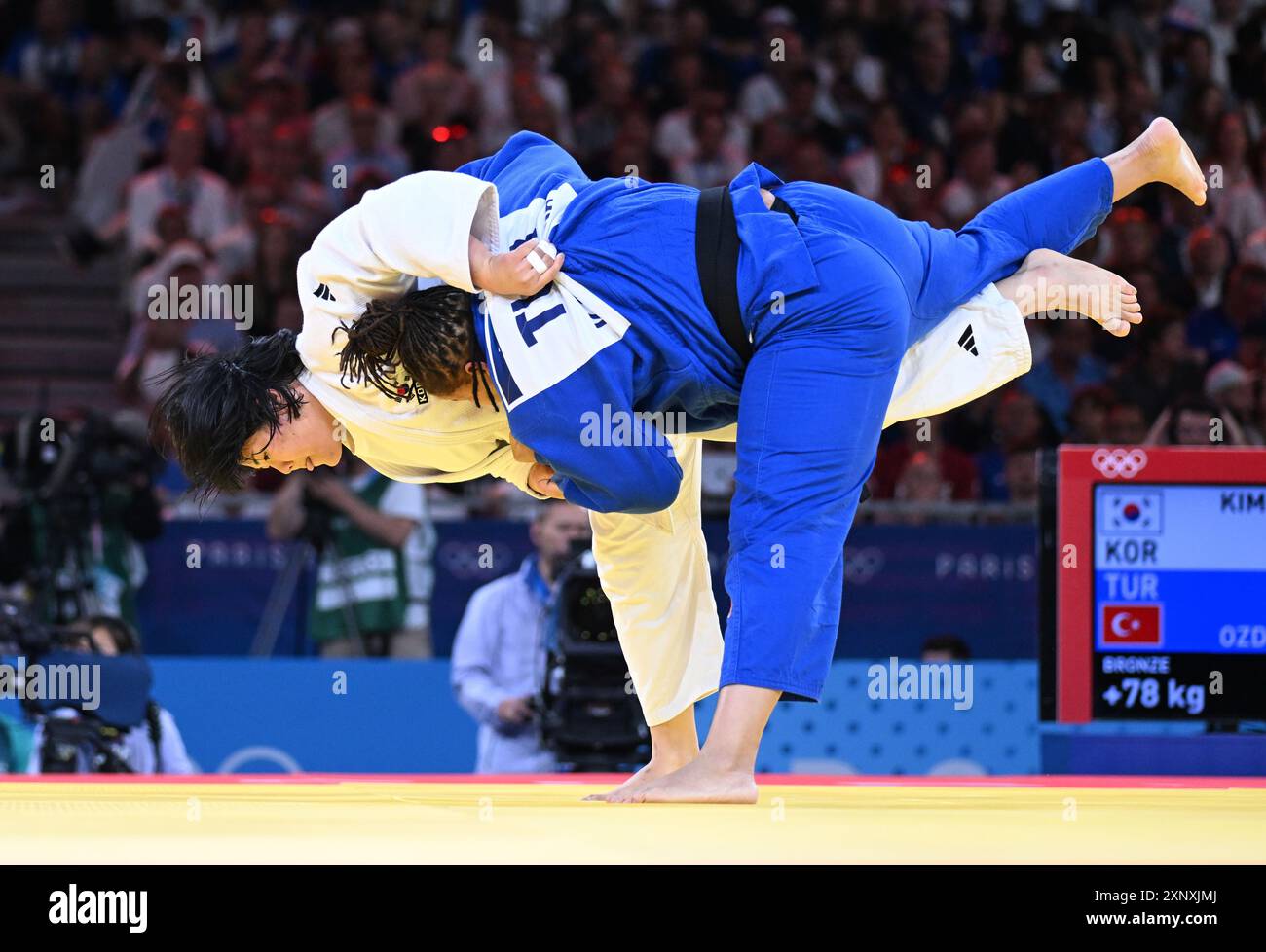 Paris, France. 2nd Aug, 2024. Kim Hayun (L) of South Korea competes ...