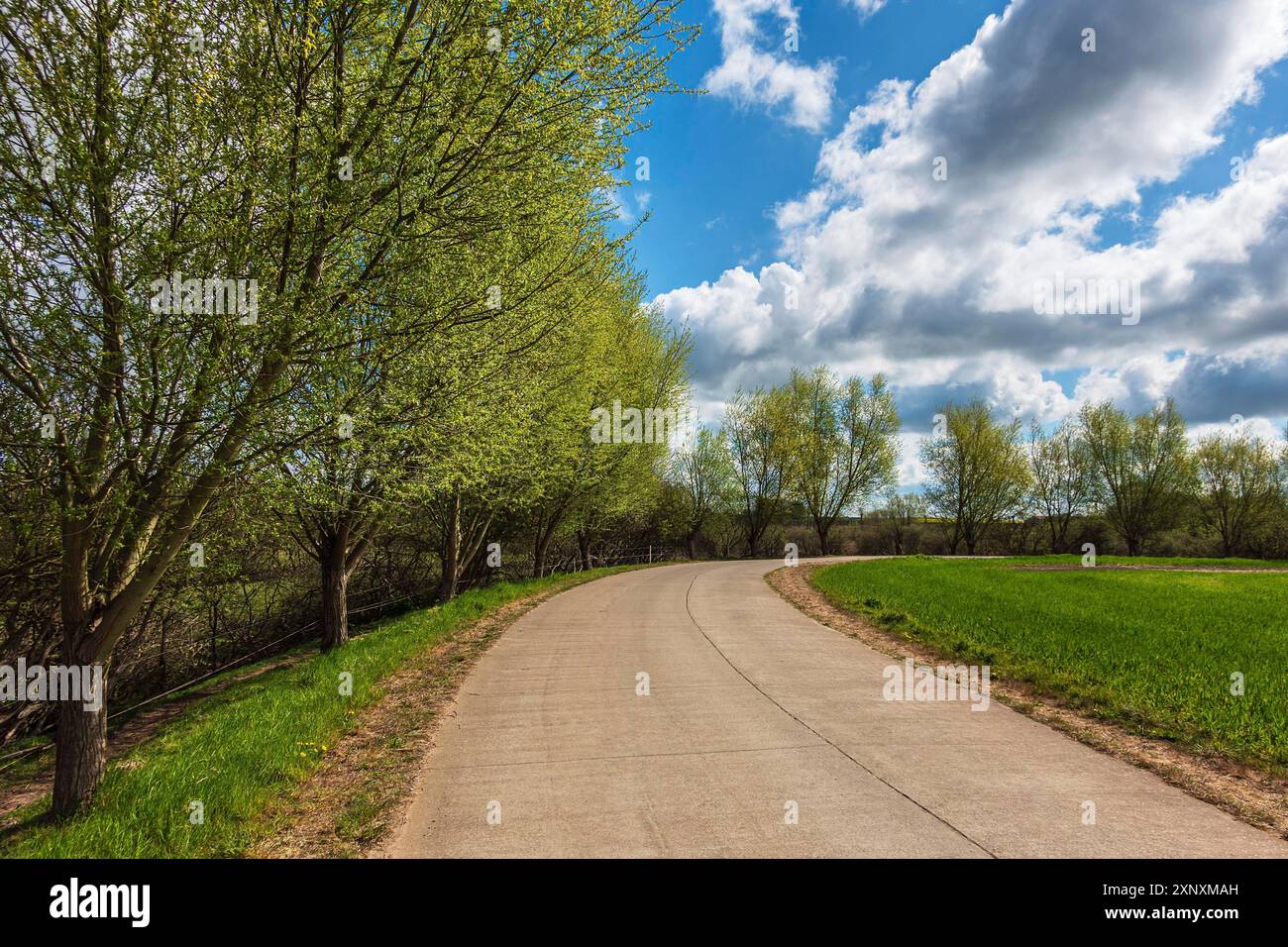 Edge of road hi-res stock photography and images - Alamy