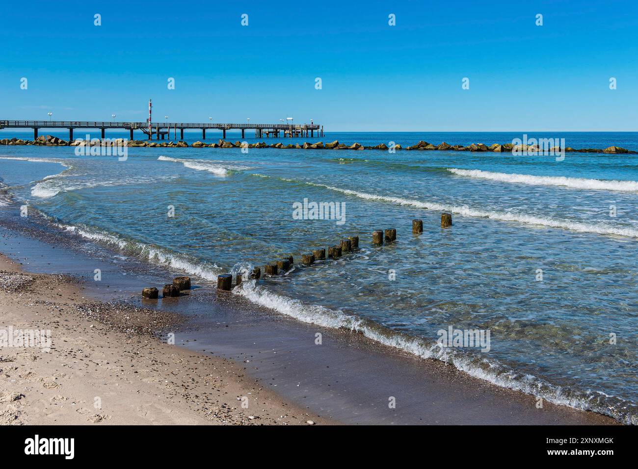 Groyne and pier on the Baltic coast in Wustrow on Fischland-Darss Stock ...