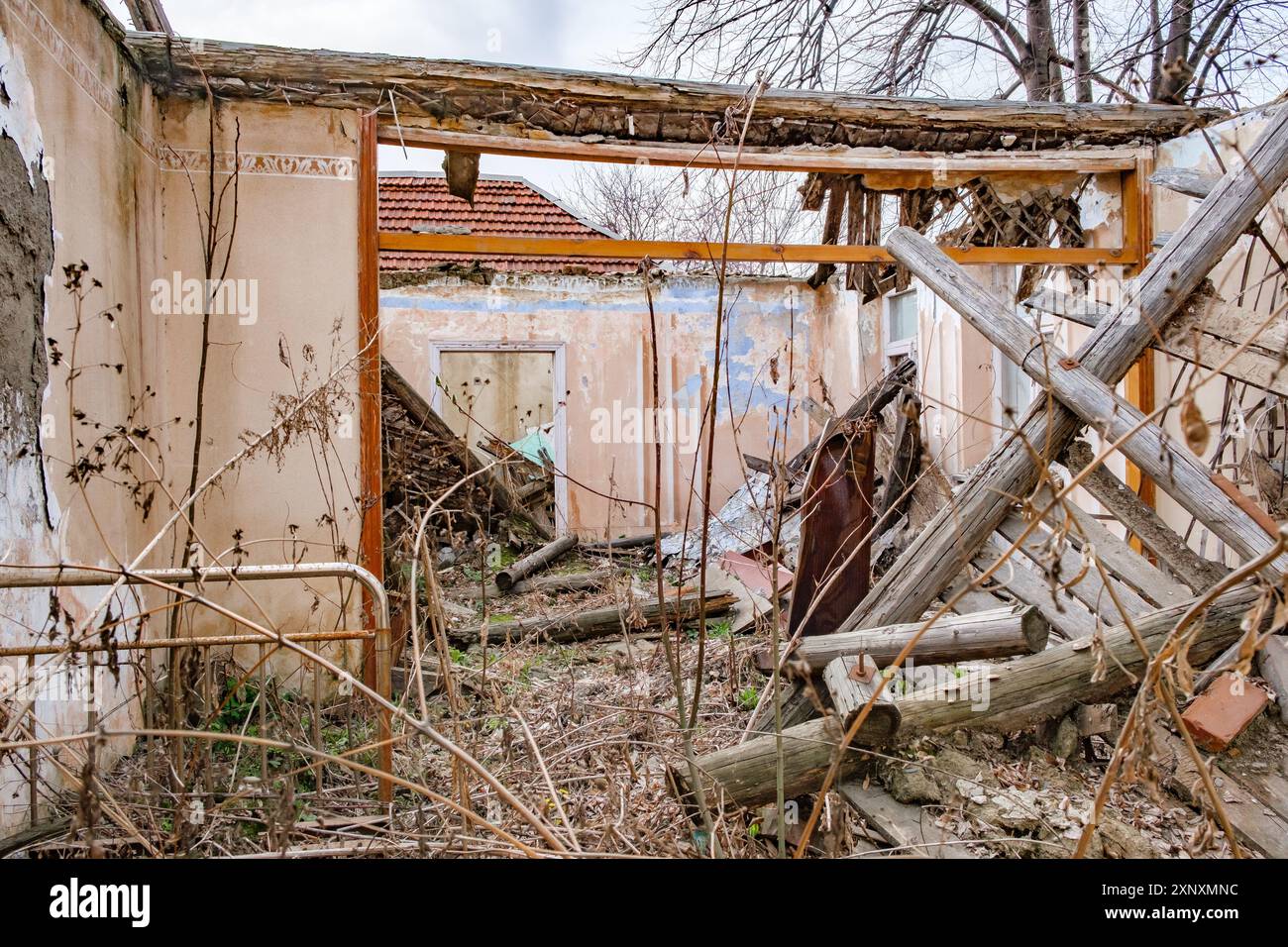 ruins of an old apartment building Stock Photo - Alamy