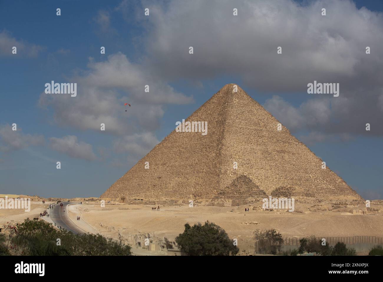 Powered Paraglider, Pyramid of Khufu Cheops, Giza Pyramid Complex ...