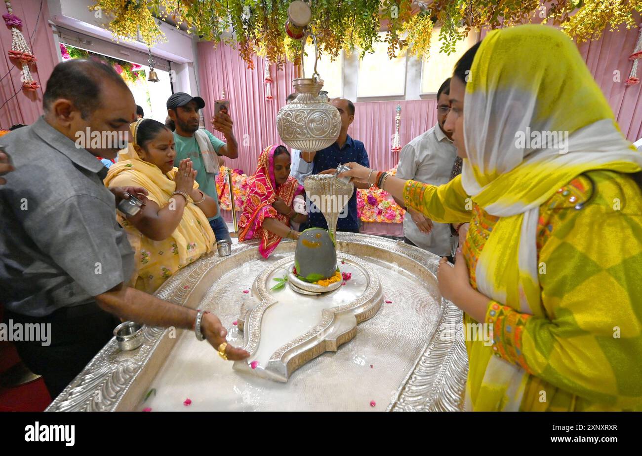 Shiva milk offering hi-res stock photography and images - Alamy