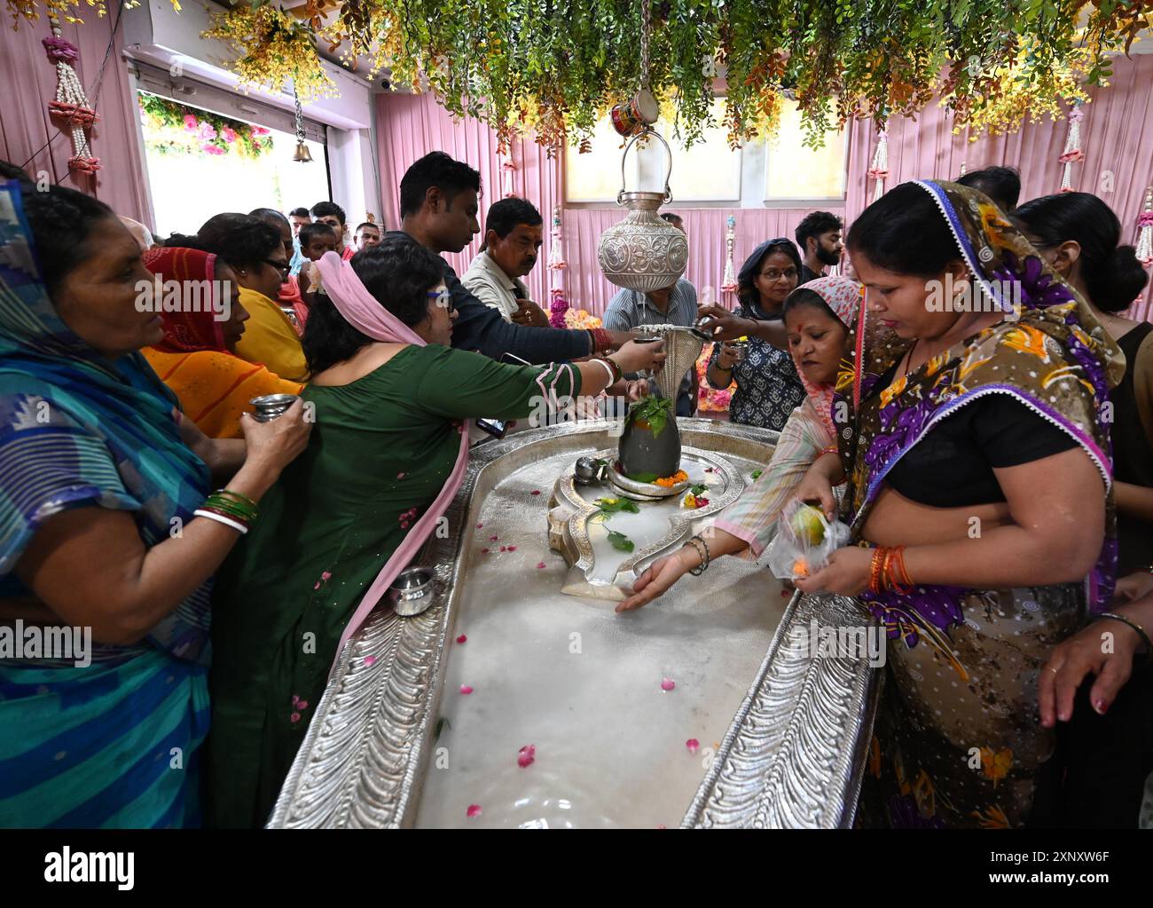 Shiva milk offering hi-res stock photography and images - Alamy