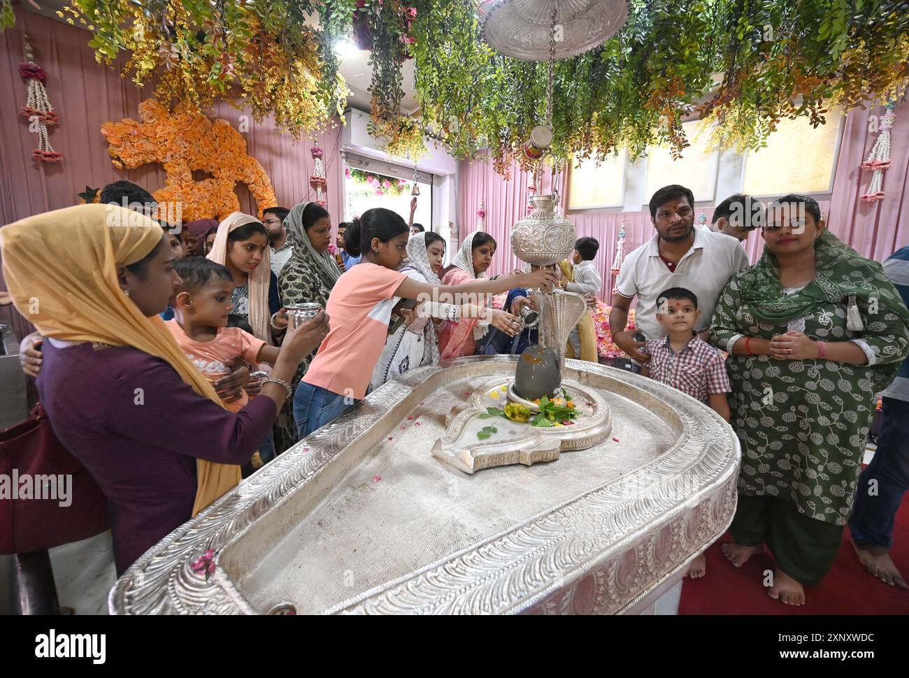 Shiva milk offering hi-res stock photography and images - Alamy