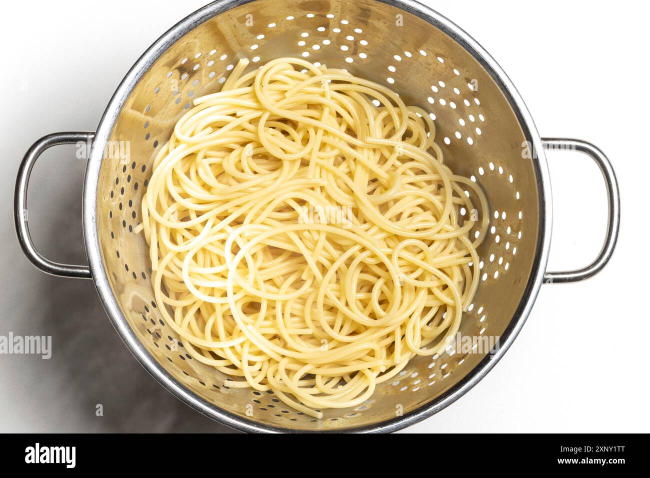 Spaghetti pasta in a colander Stock Photo - Alamy
