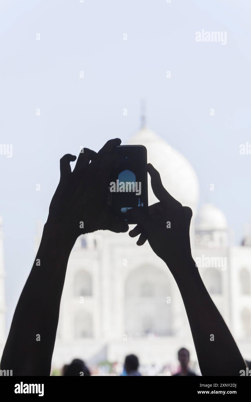 Hands photographing the taj mahal hi-res stock photography and images ...