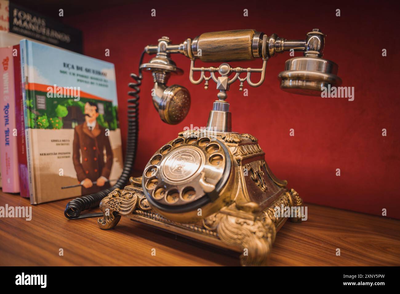 Retro telephone gold hi-res stock photography and images - Alamy