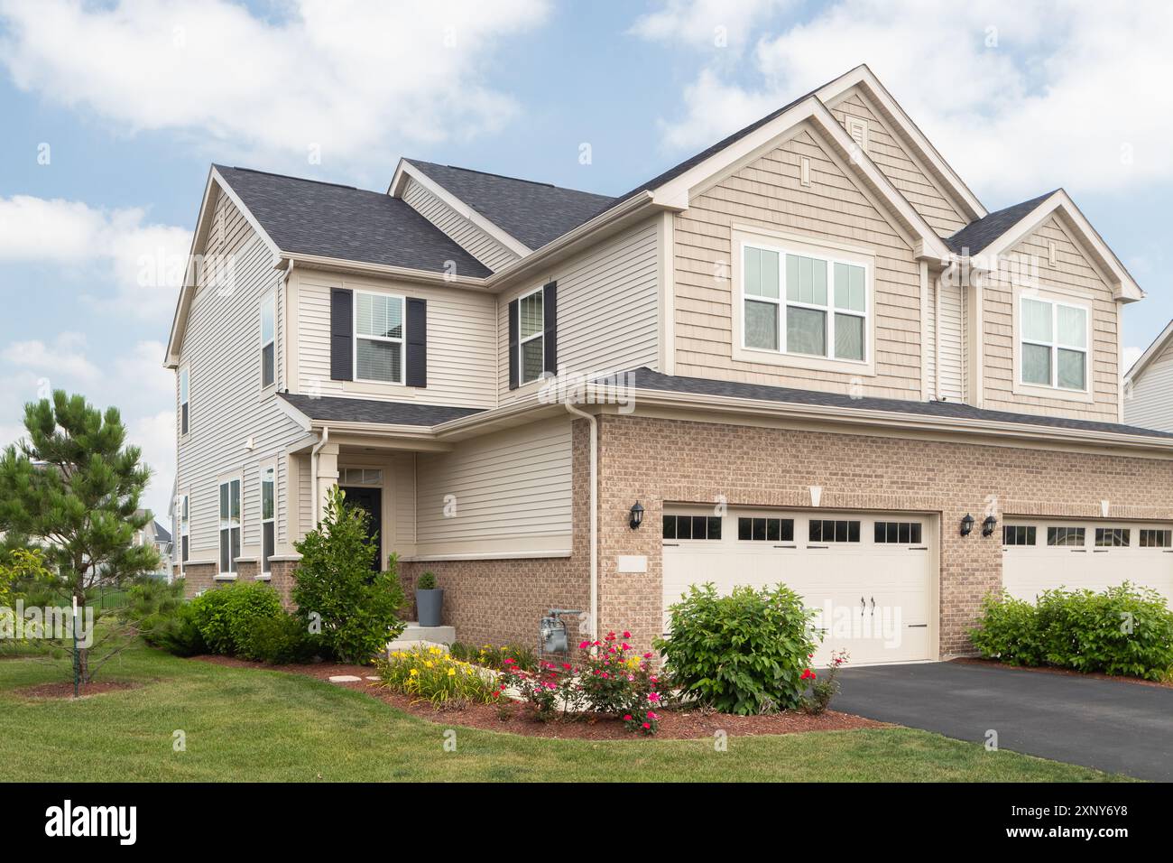 Two story concrete building hi-res stock photography and images - Alamy