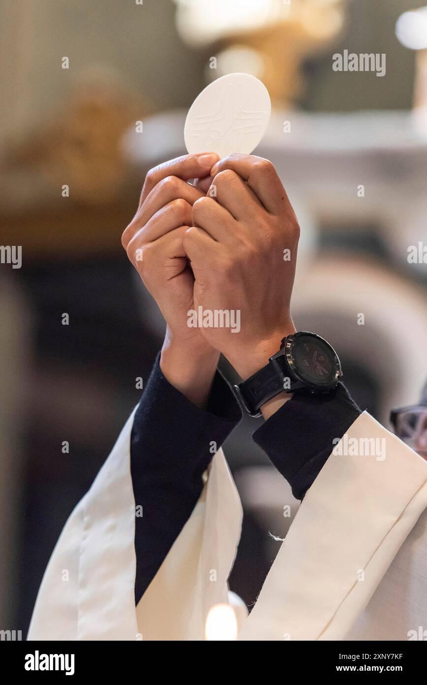 Catholic holy communion bread hi-res stock photography and images - Alamy