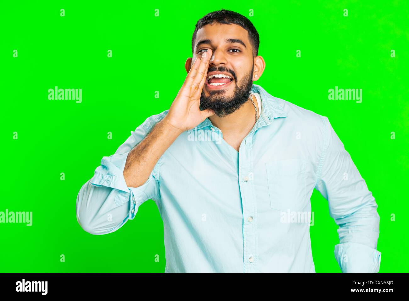 Happy Indian young man yell, shout to camera, promotion advertisement ...