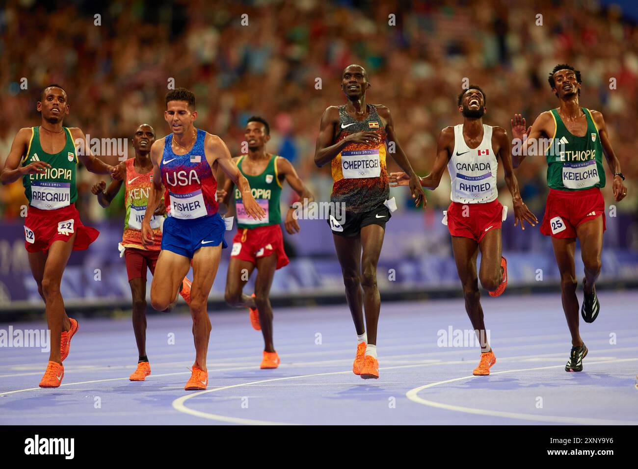 Joshua Cheptegei of Team Uganda (R) celebrates winning the Men's 10 ...