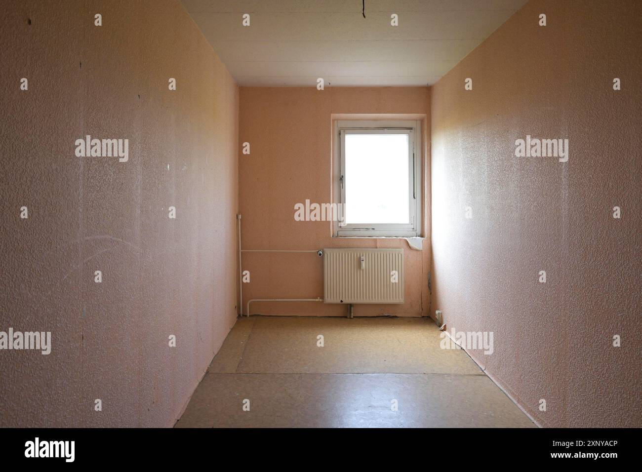 Cramped work space hi-res stock photography and images - Alamy