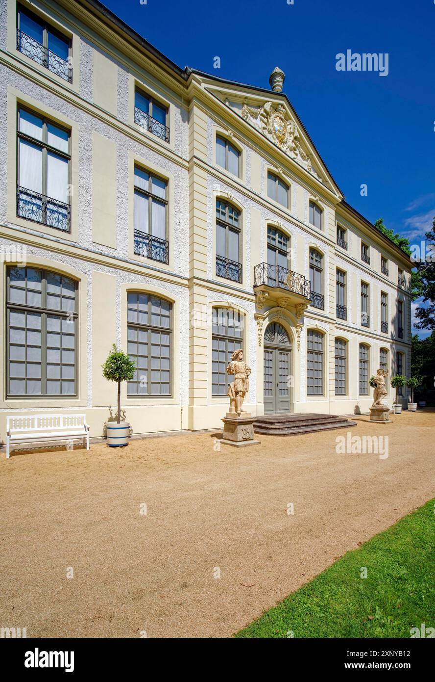Main portal with two hunter figures, summer palace and park ...