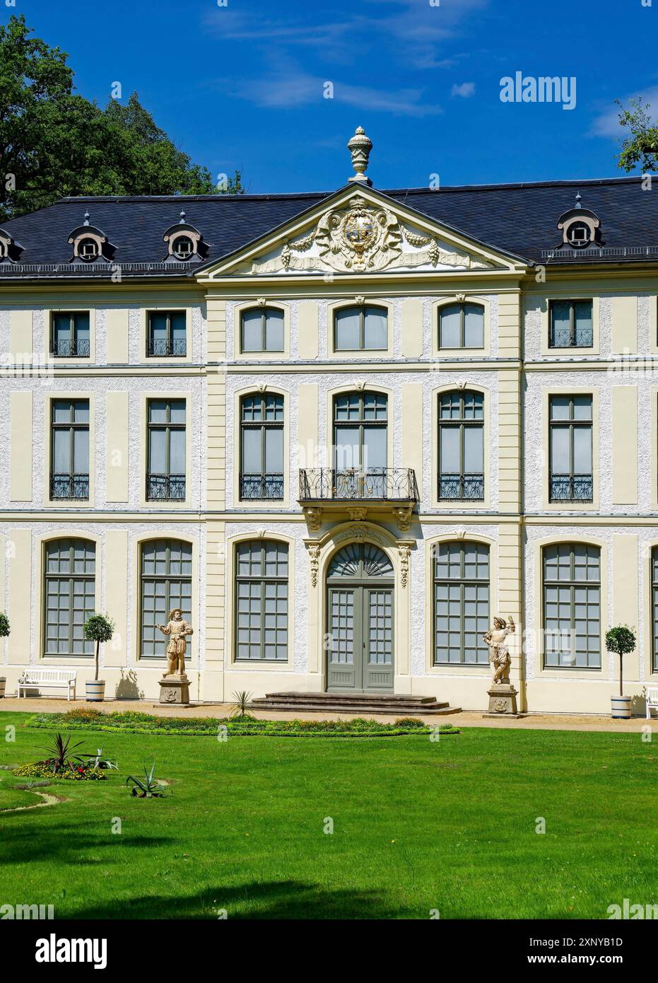 Main portal with two hunter figures, summer palace and park ...