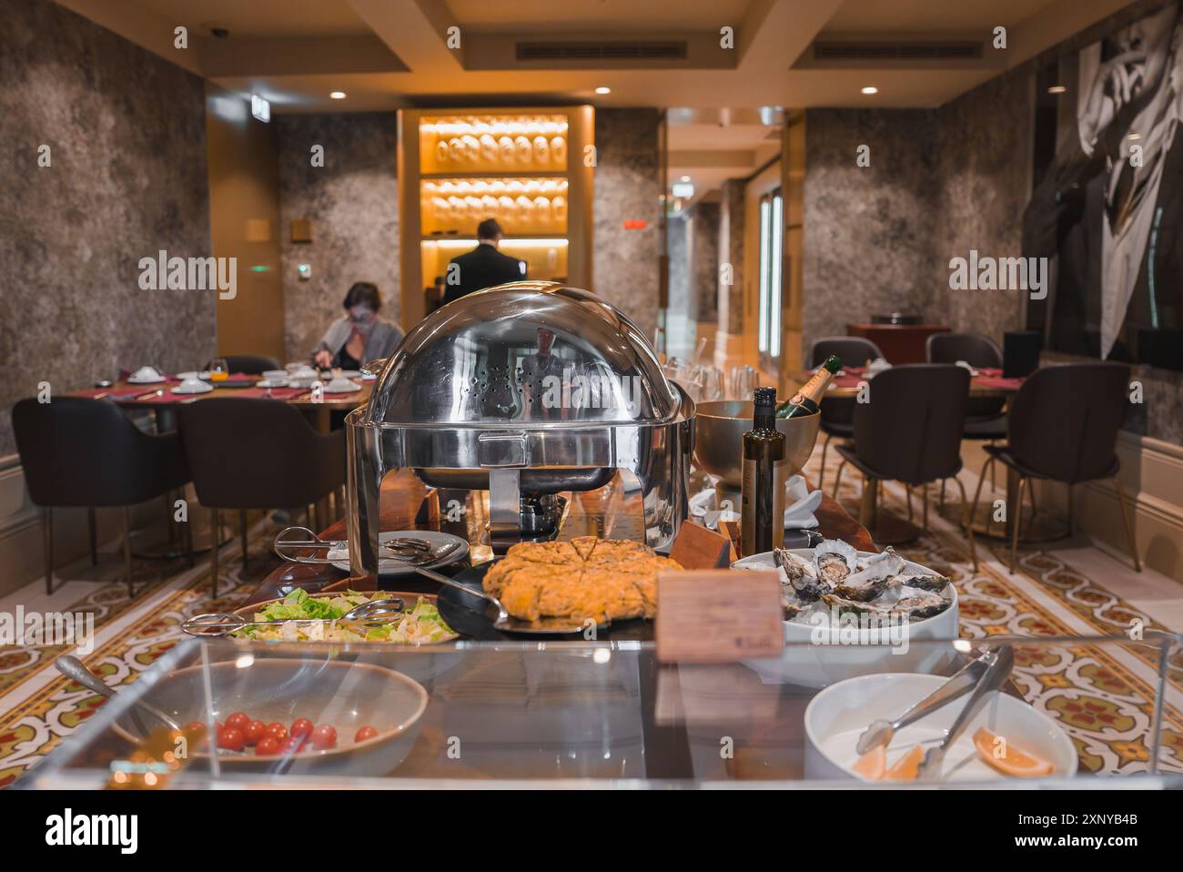 Dining guests at tables hi-res stock photography and images - Alamy