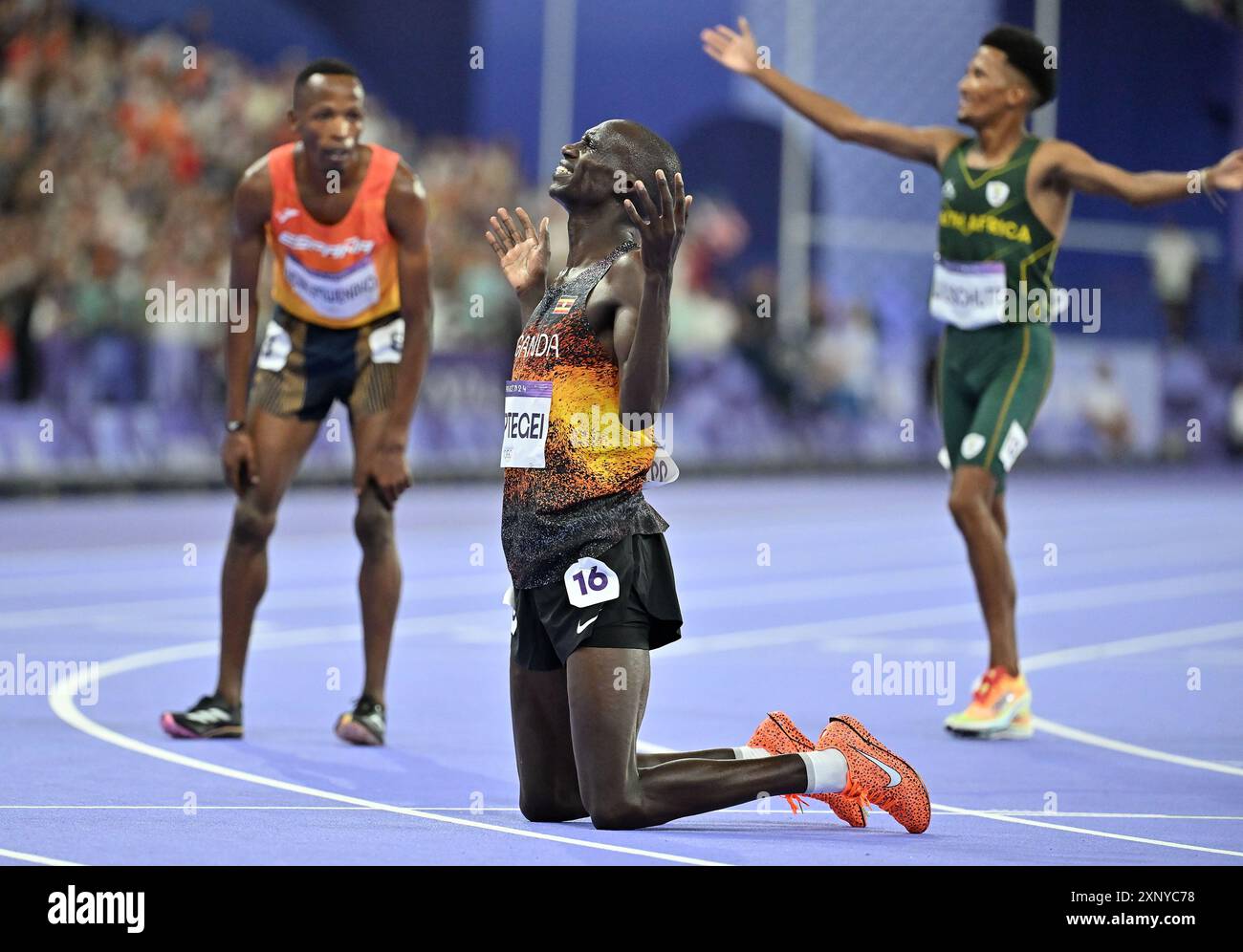 (240802) --, Aug. 2, 2024 (Xinhua) -- Joshua Cheptegei (C) of Uganda ...