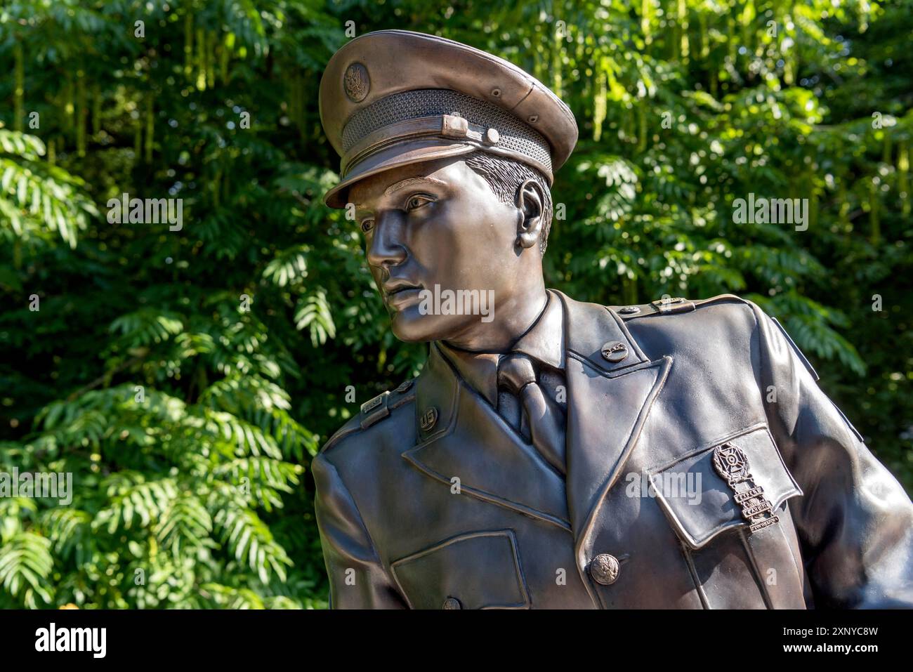 Bronze statue, monument to rock singer Elvis Presley, King of Rock 'n ...
