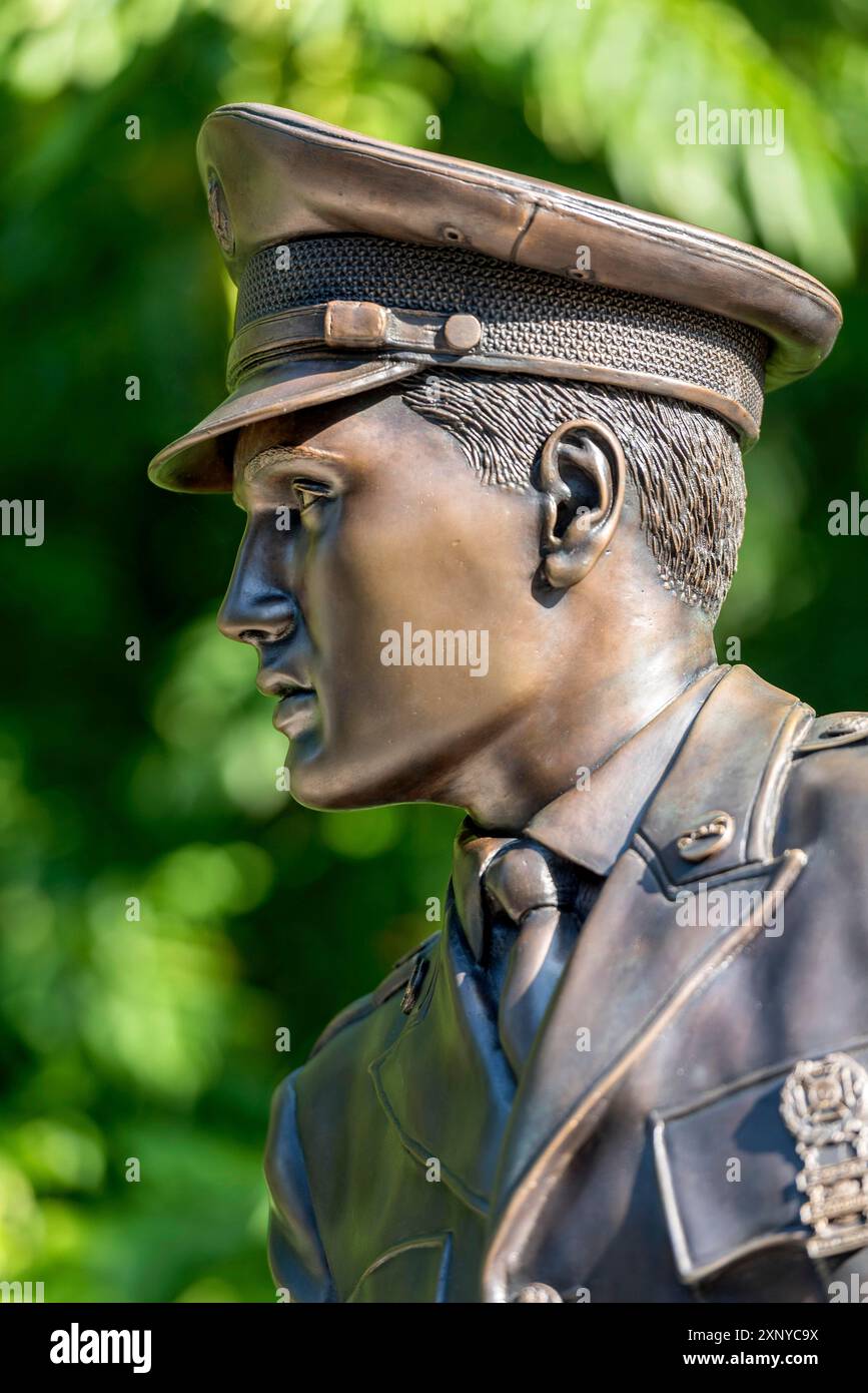 Bronze statue, monument to rock singer Elvis Presley, King of Rock 'n ...