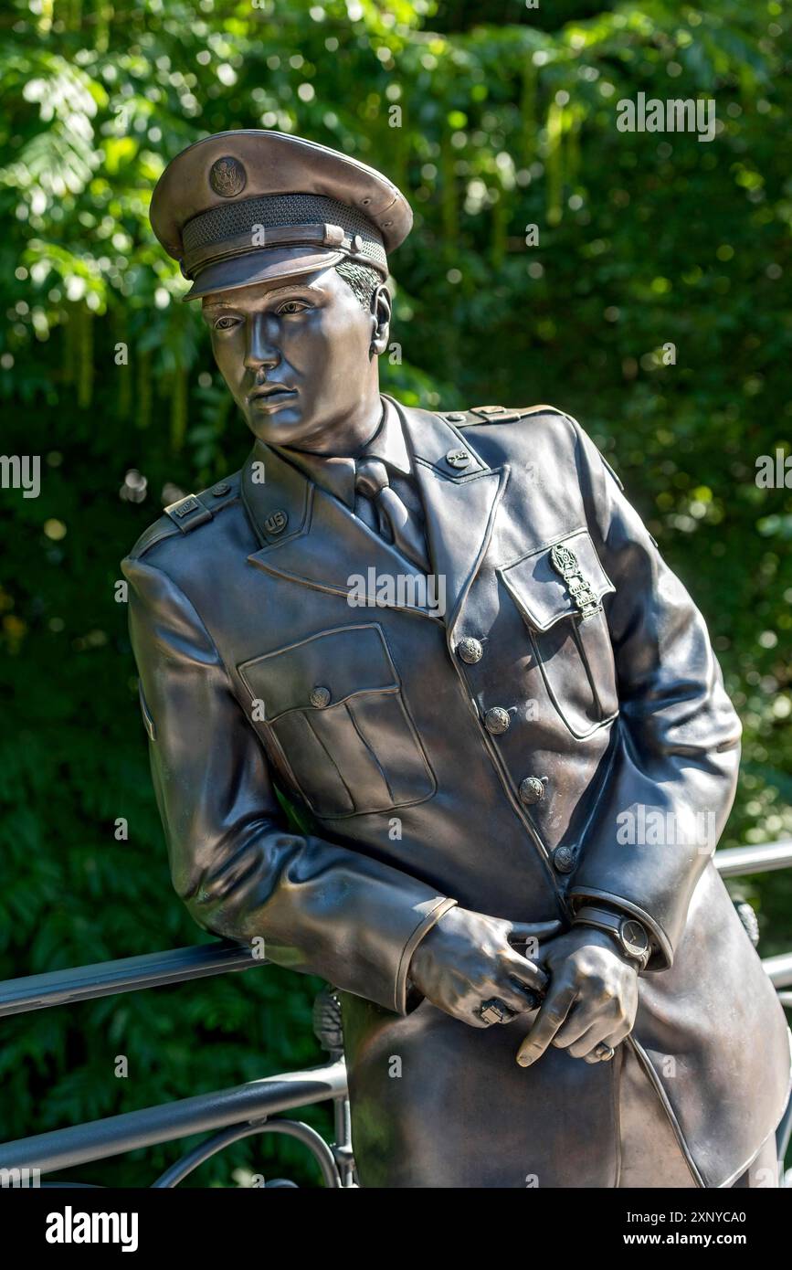 Bronze statue, monument to rock singer Elvis Presley, King of Rock 'n ...