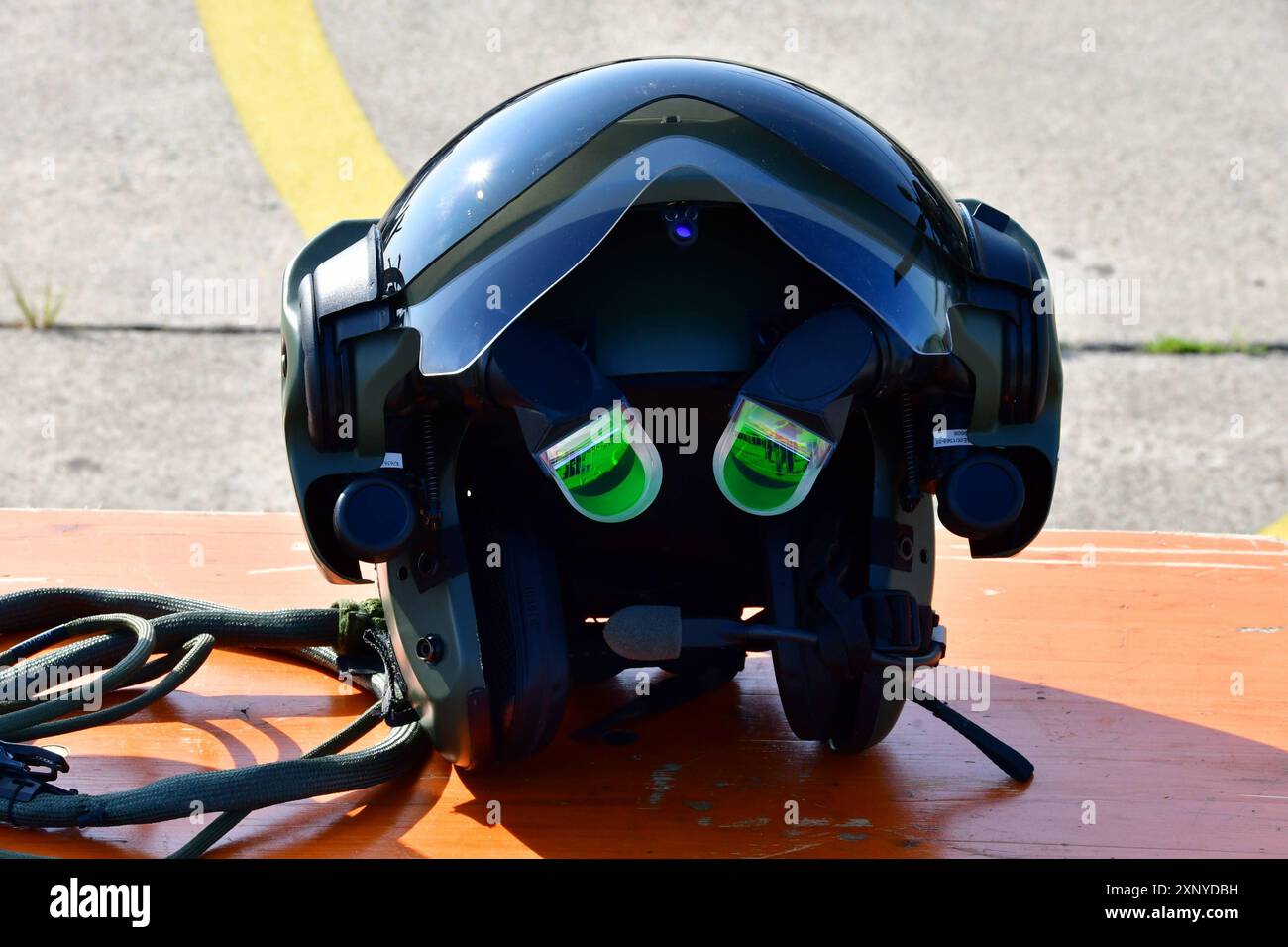 Pilotenhelm eines Piloten des Kampfhubschrauber Tiger der Bundeswehr ...