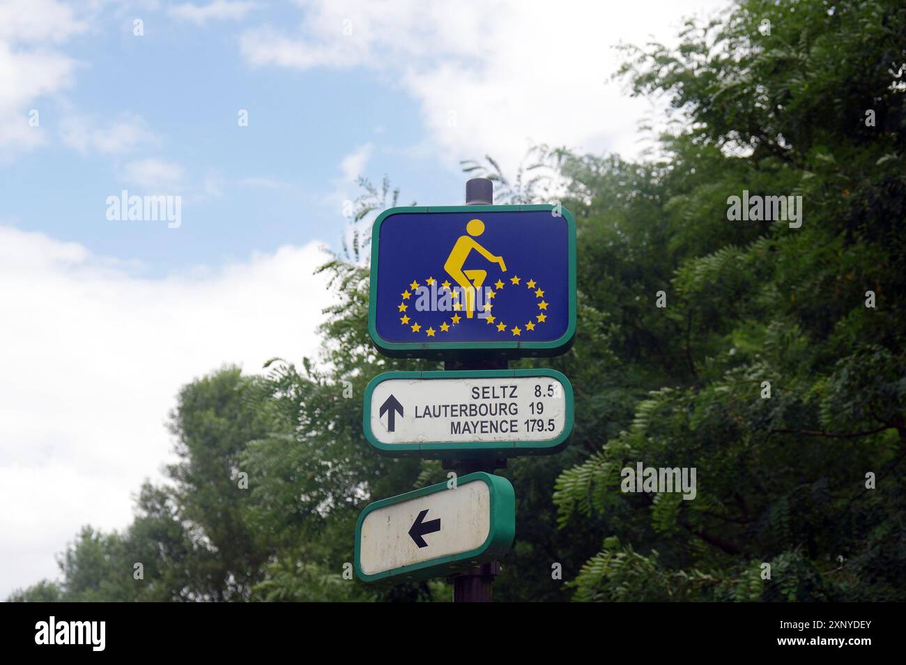 Cycle path sign france hi-res stock photography and images - Alamy
