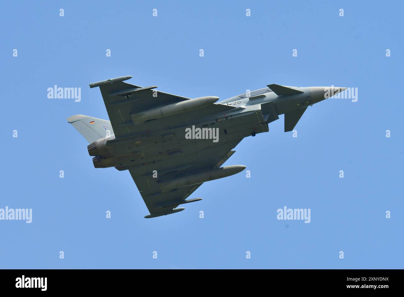 Ein Eurofighter Kampfjet der Bundeswehr während einer Flugvorführung ...