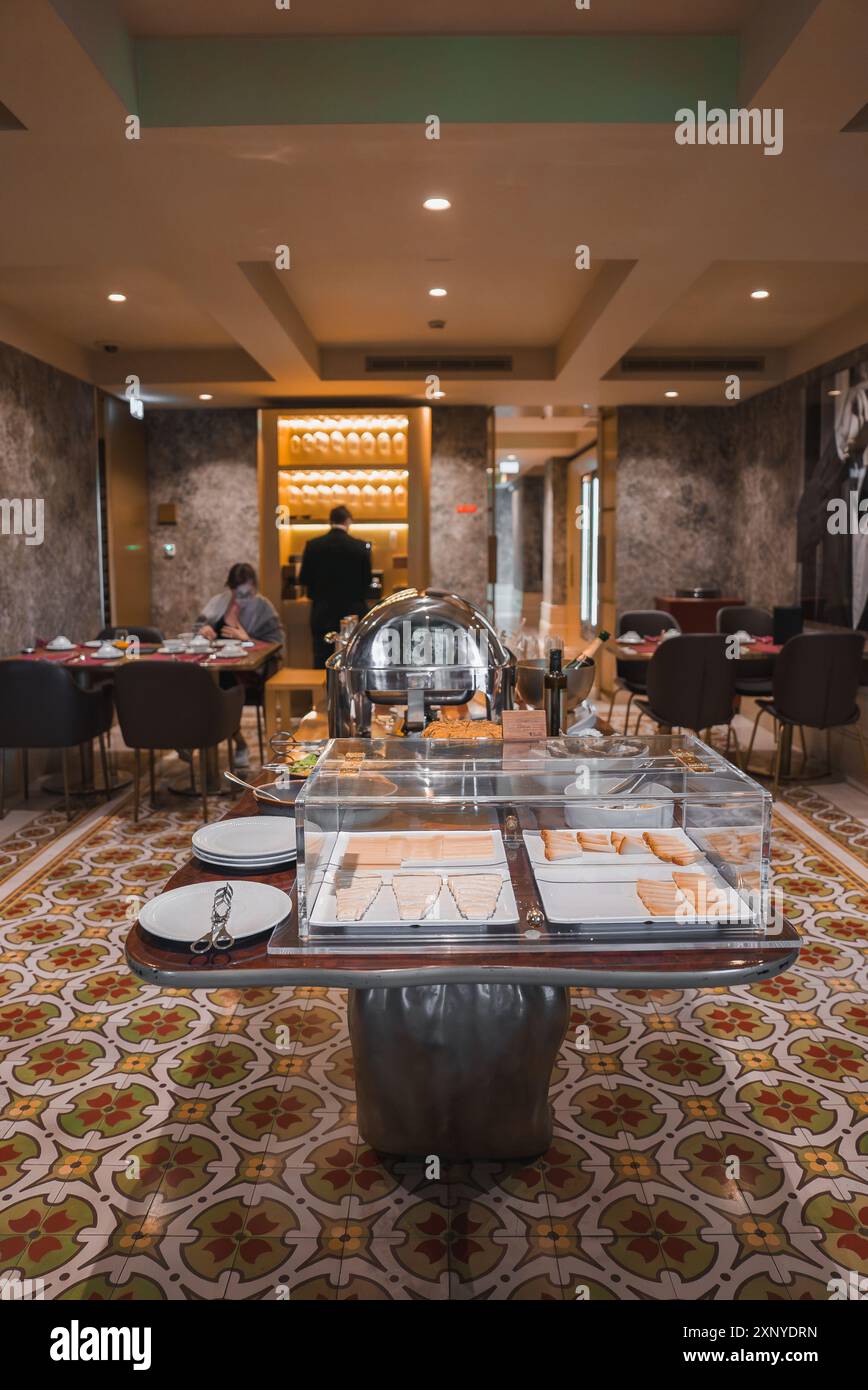 Dining guests at tables hi-res stock photography and images - Alamy