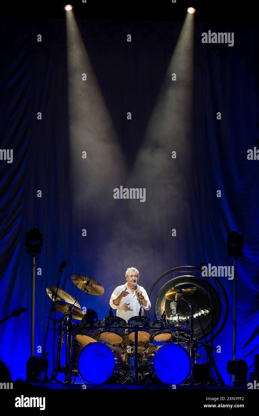 Nick Mason (drummer of Pink Floyd) live on Nick Mason's Saucerful of ...